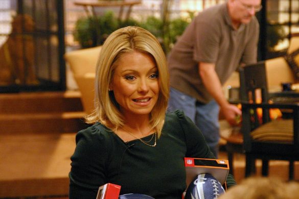 Kelly Ripa Makes Up for Dressing Mistake on Live TV with a Dance ...